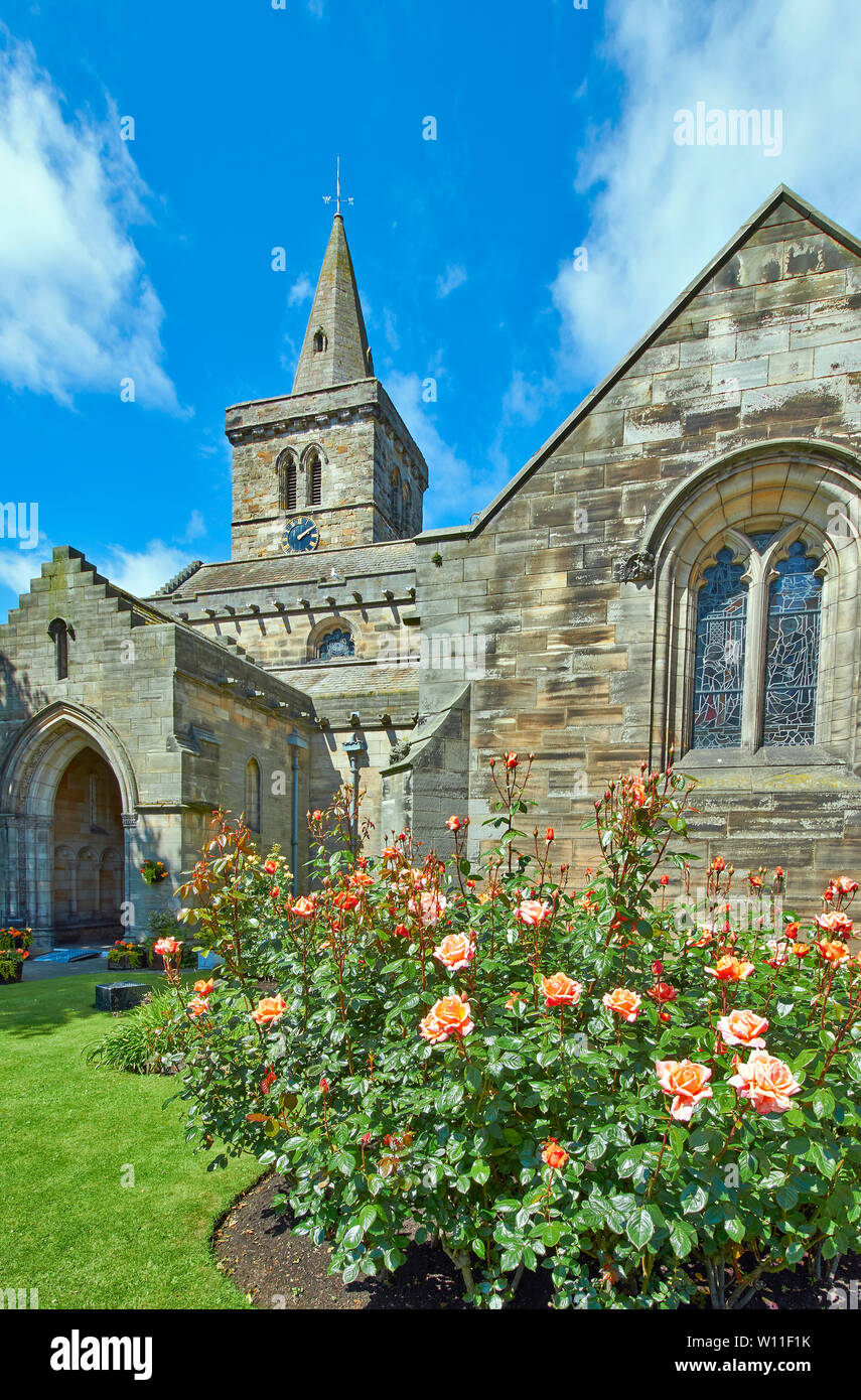 ST ANDREWS FIFE SCOTLAND THE GARDEN OF HOLY TRINITY CHURCH IN SUMMER ...