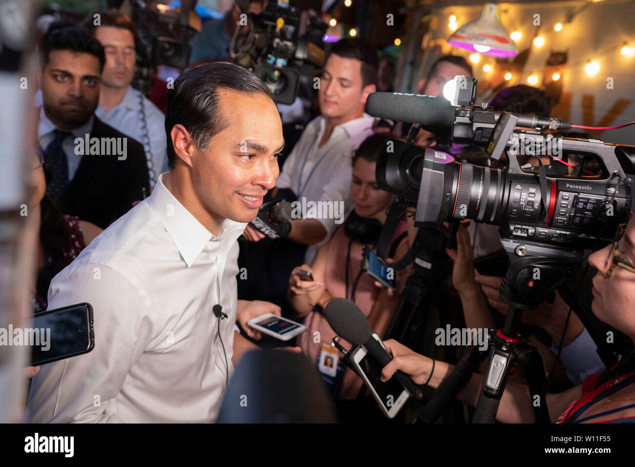 Julian castro reporters hi-res stock photography and images - Alamy