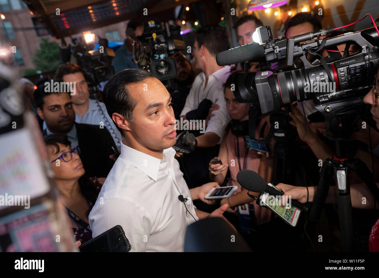 Julian castro reporters hi-res stock photography and images - Alamy