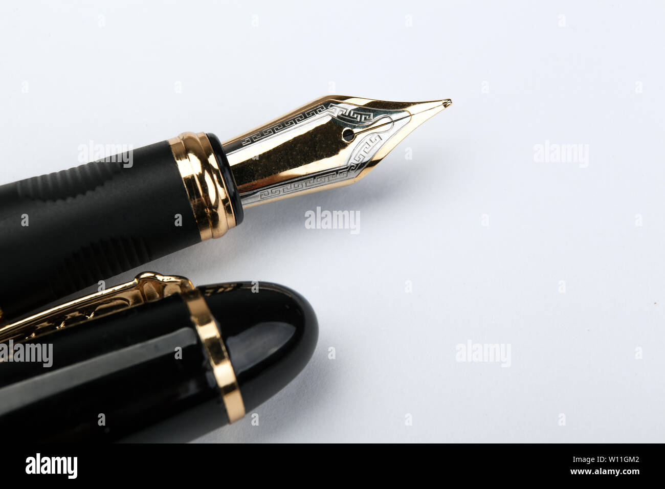 Golden fountain pen hi-res stock photography and images - Alamy