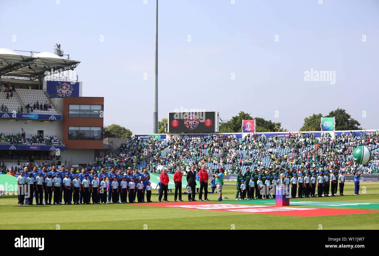 The teams line up before match hi-res stock photography and images - Alamy