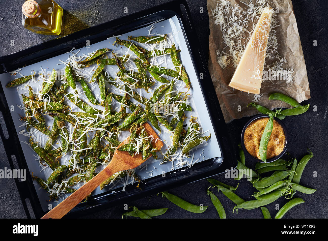 Snap pan hi-res stock photography and images - Alamy