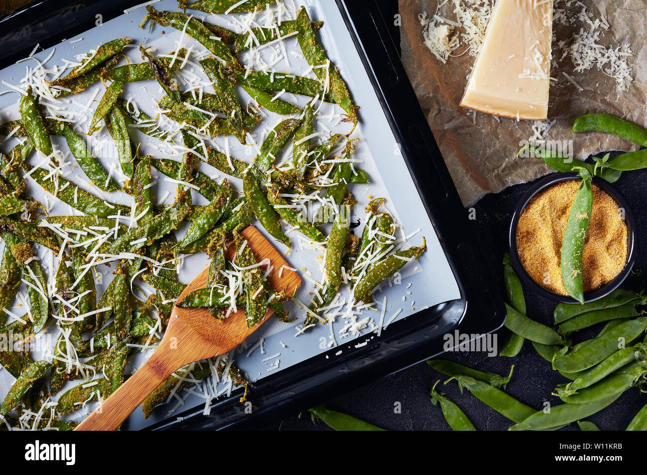 Snap pan hi-res stock photography and images - Alamy