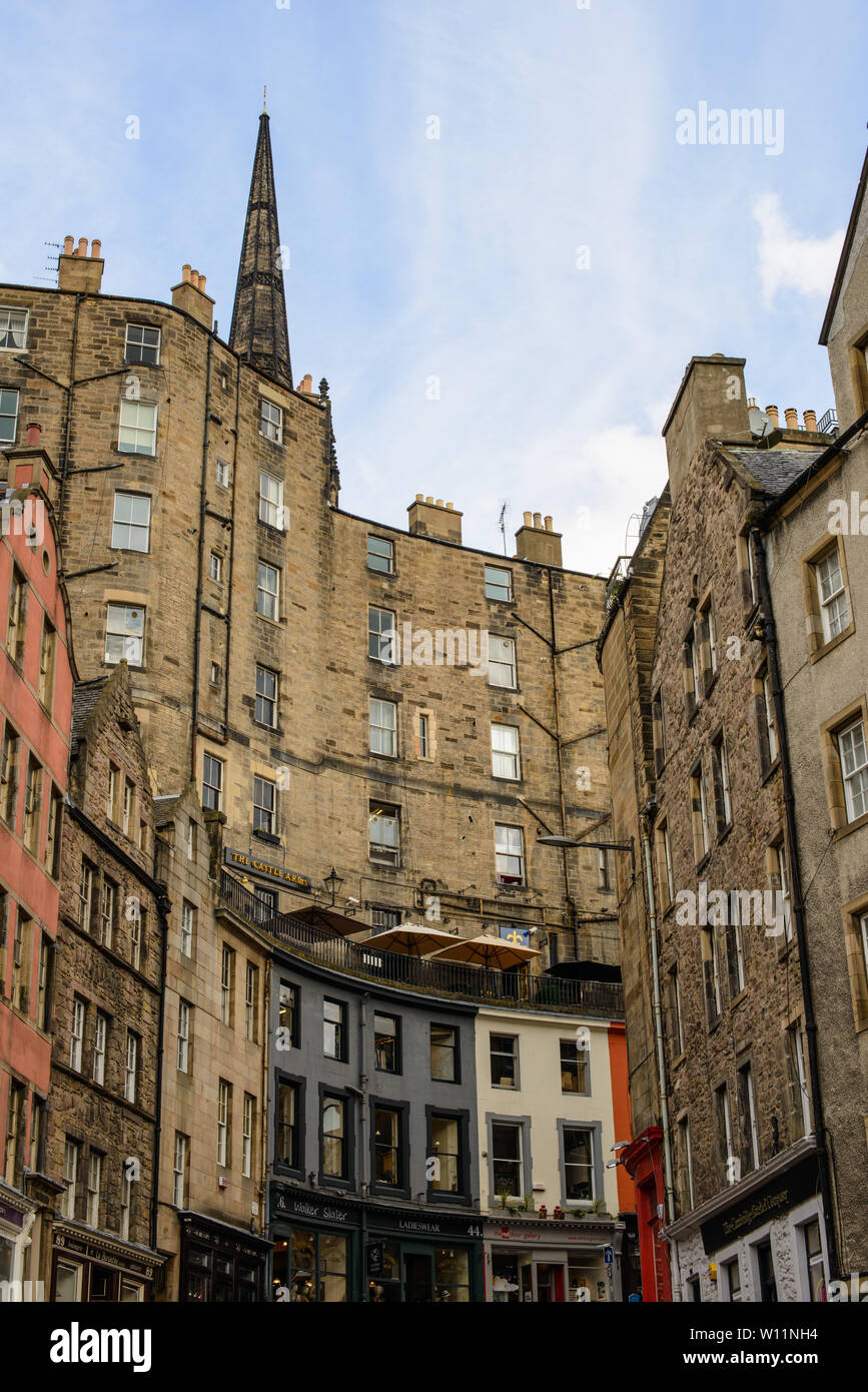 Victoria Street in Edinburgh Old Town, with its cobbled street and ...