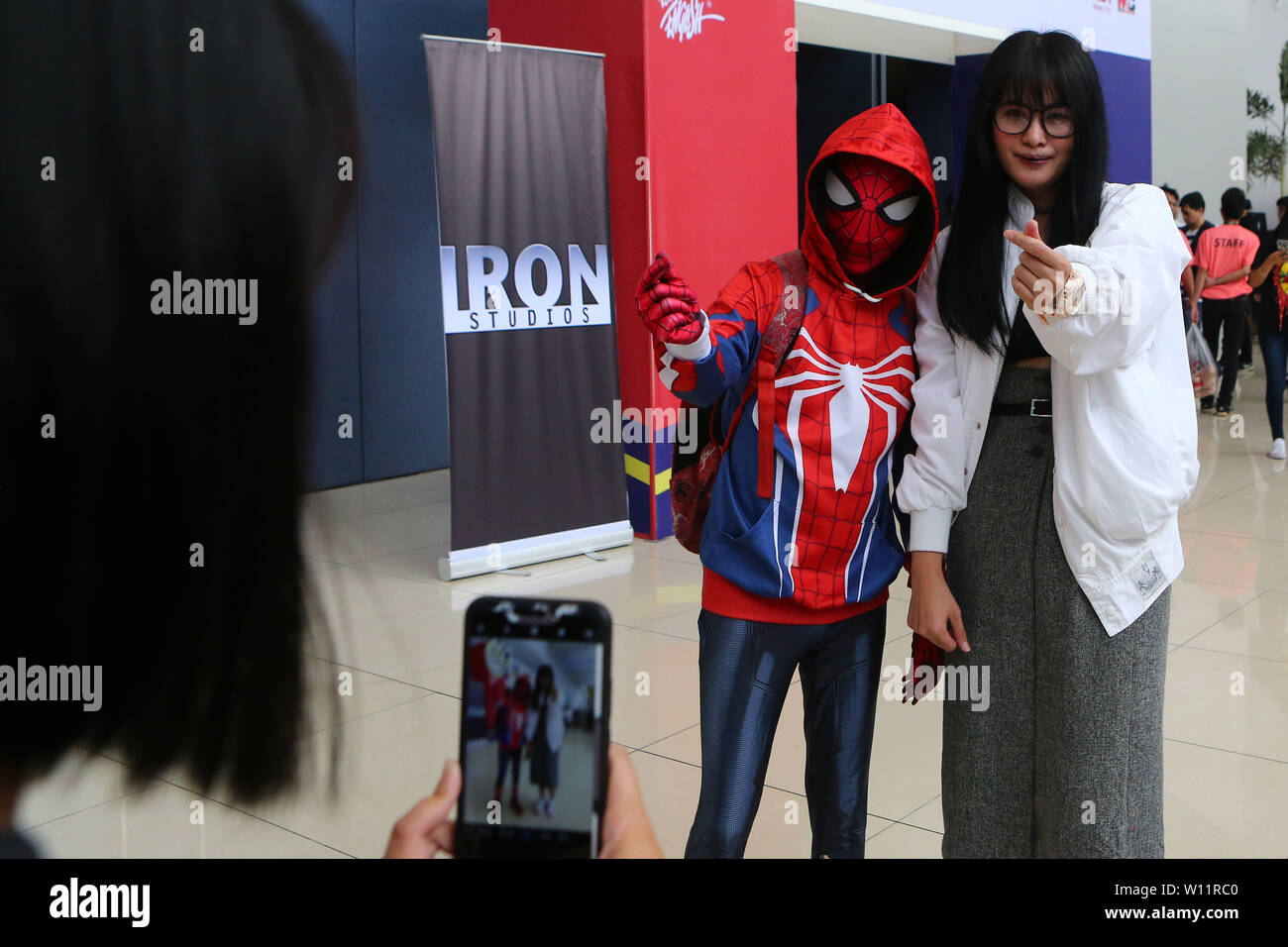 (190629) -- PASAY, June 29, 2019 (Xinhua) -- A woman poses for photos ...