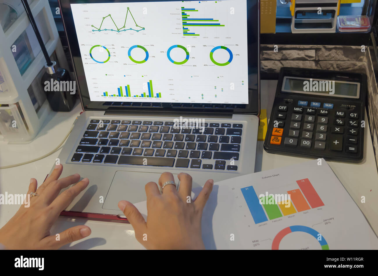 Charts on screen close up hi-res stock photography and images - Alamy
