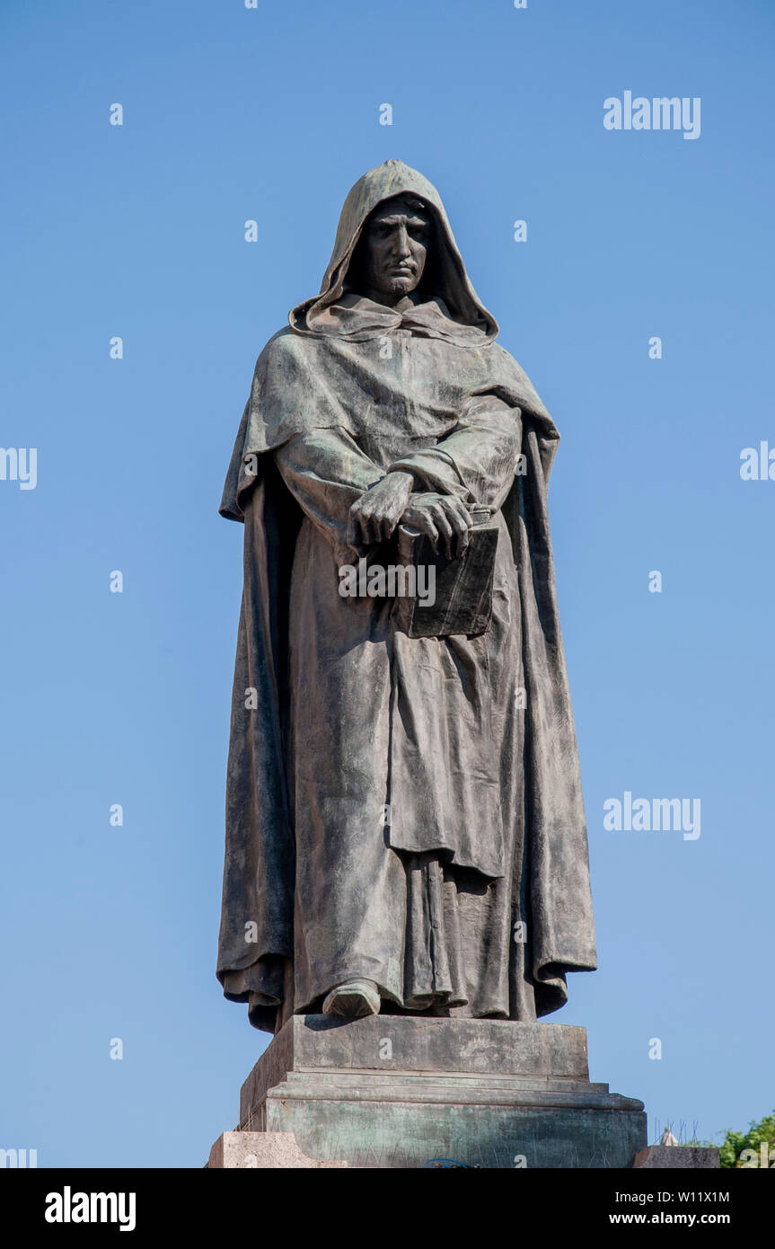 Giordano Bruno statue in Campo de' Fiori Rome Stock Photo - Alamy
