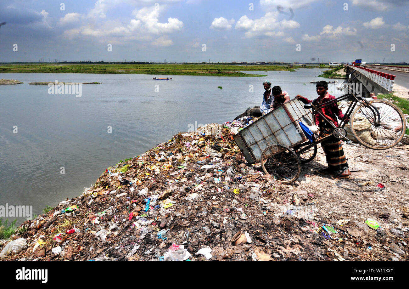 Dump yard in dhaka hi-res stock photography and images - Alamy