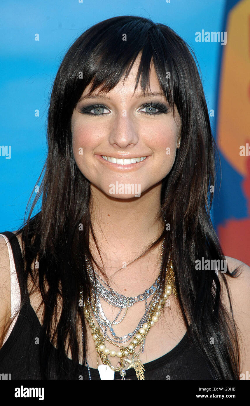Ashlee Simpson at The 2004 Teen Choice Awards - Arrivals held at the Universal Amphitheatre in ...