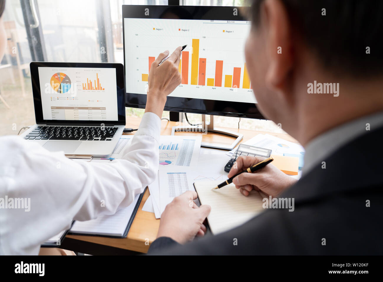 Explaining graph charts hi-res stock photography and images - Alamy