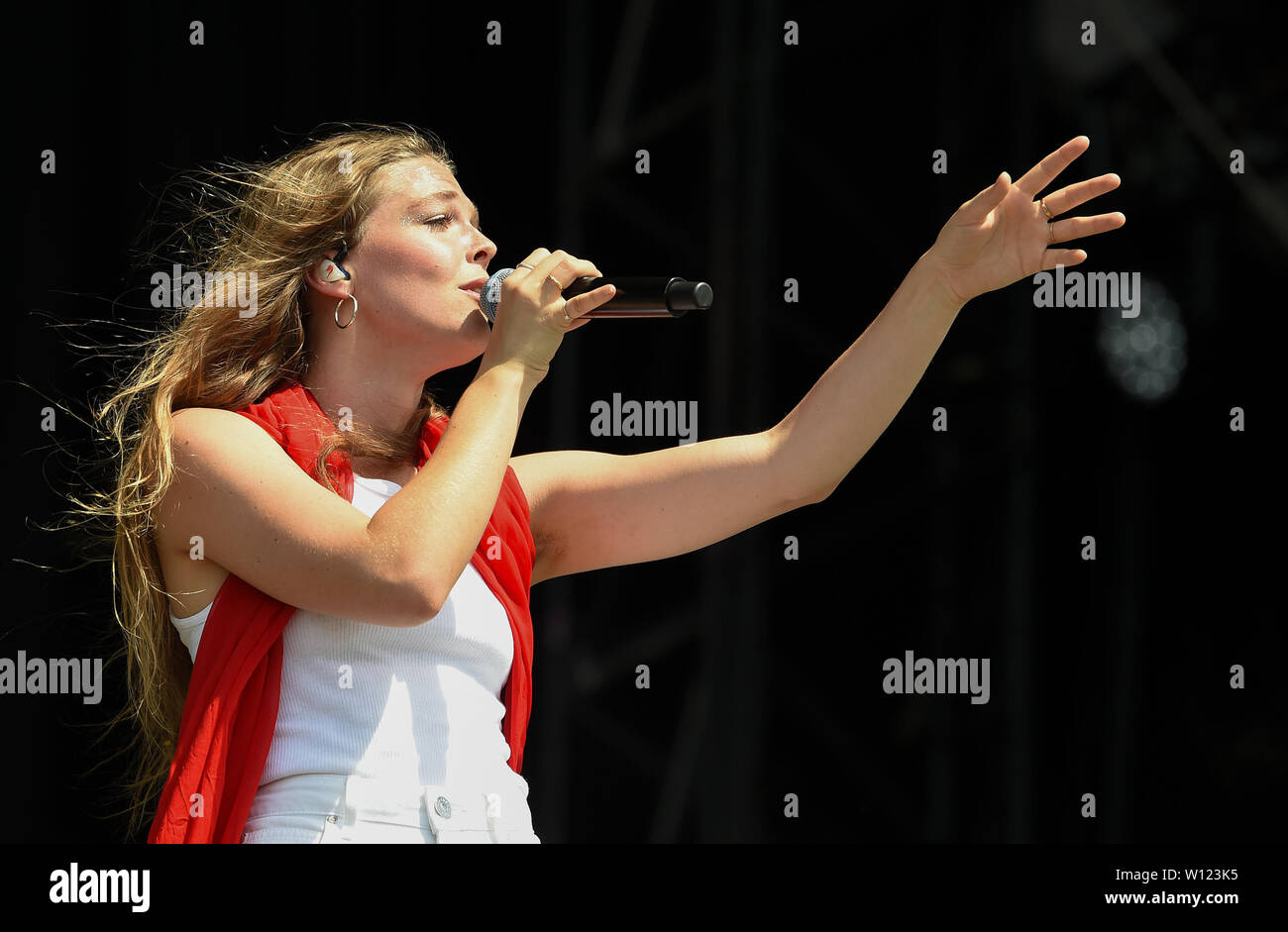 Maggie rogers glastonbury hi-res stock photography and images - Alamy