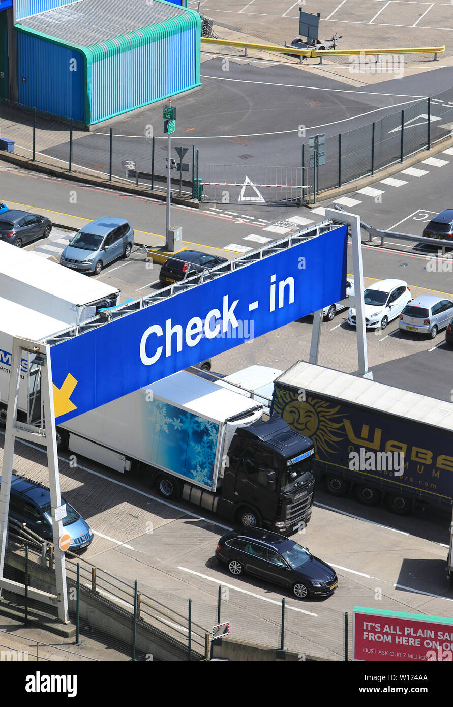 Lorries unloading hi-res stock photography and images - Alamy