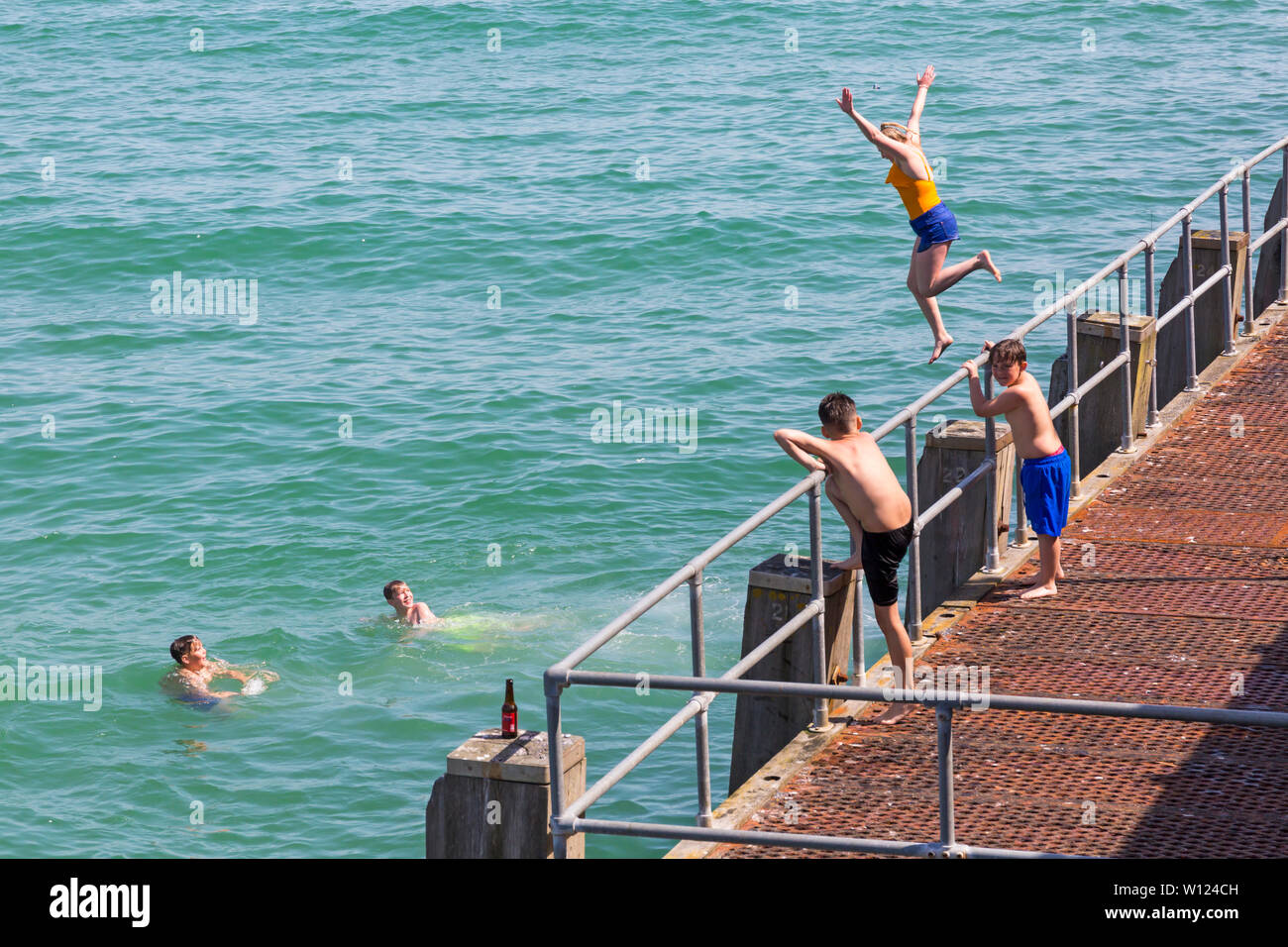 Diving off pier hi-res stock photography and images - Alamy
