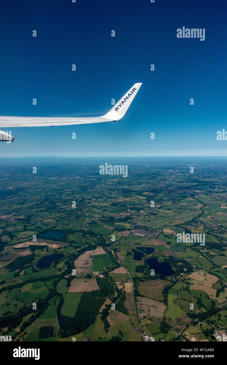 A Ryanair 737 - 800 wing and wing tip with the French Mediterranean ...