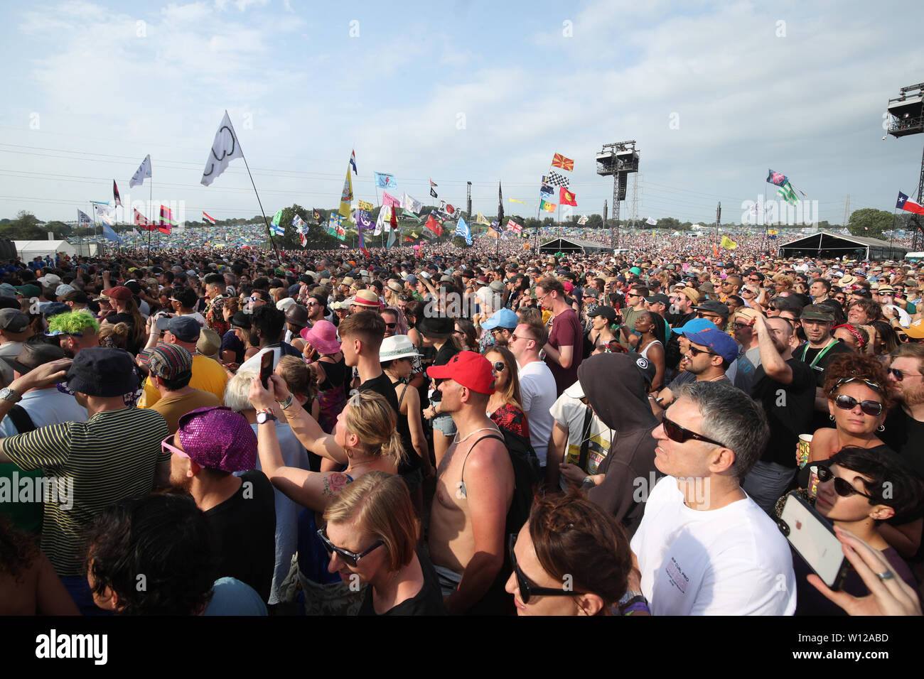 Glastonbury pyramid stage crowd 2019 hi-res stock photography and ...