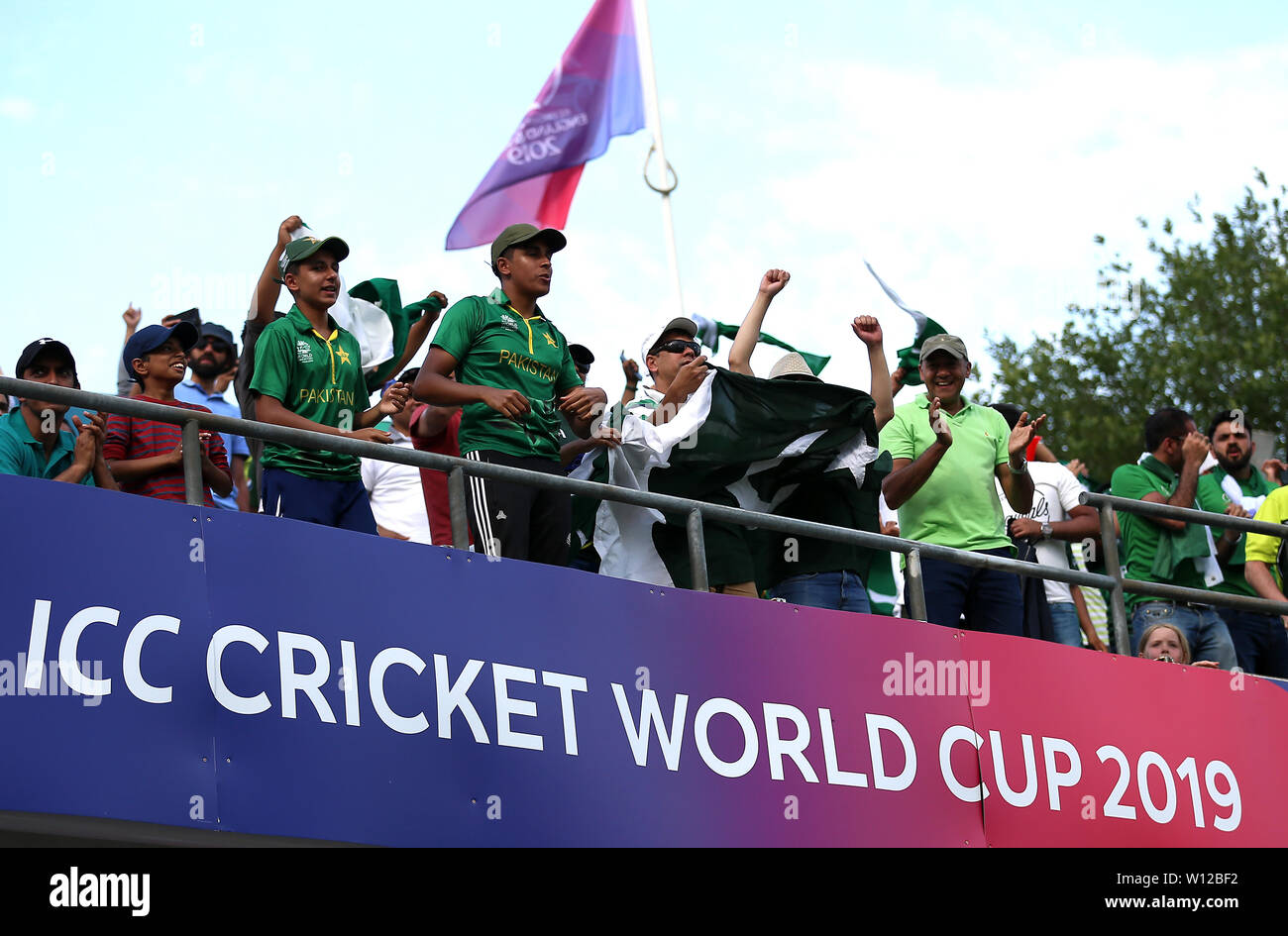 Pakistan fans in the stands hi-res stock photography and images - Alamy