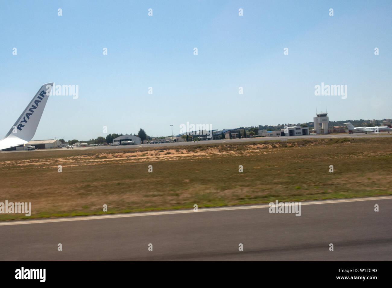 A Ryanair 737 - 800 wing coming into land on the runway at Béziers Cap ...