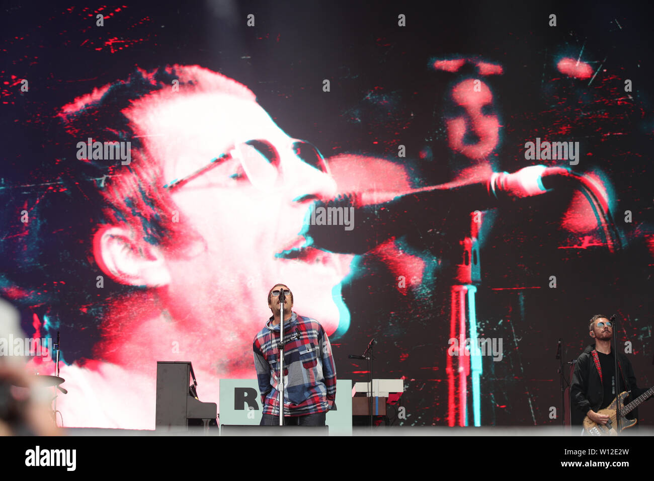 Liam gallagher performing on pyramid stage hi-res stock photography and ...