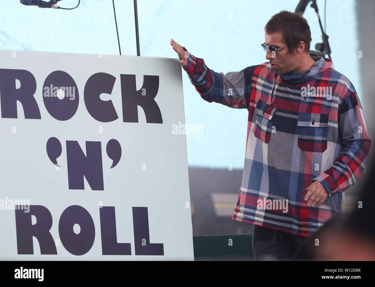 Liam gallagher performing on pyramid stage hi-res stock photography and ...