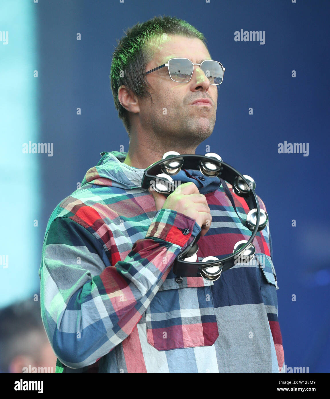 Liam gallagher performing on pyramid stage hi-res stock photography and ...