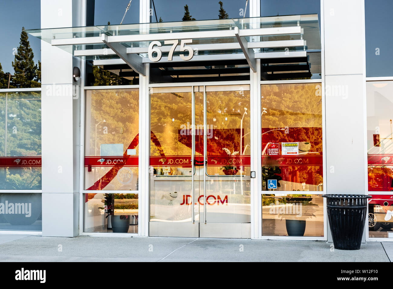 Jd com logo hi-res stock photography and images - Alamy