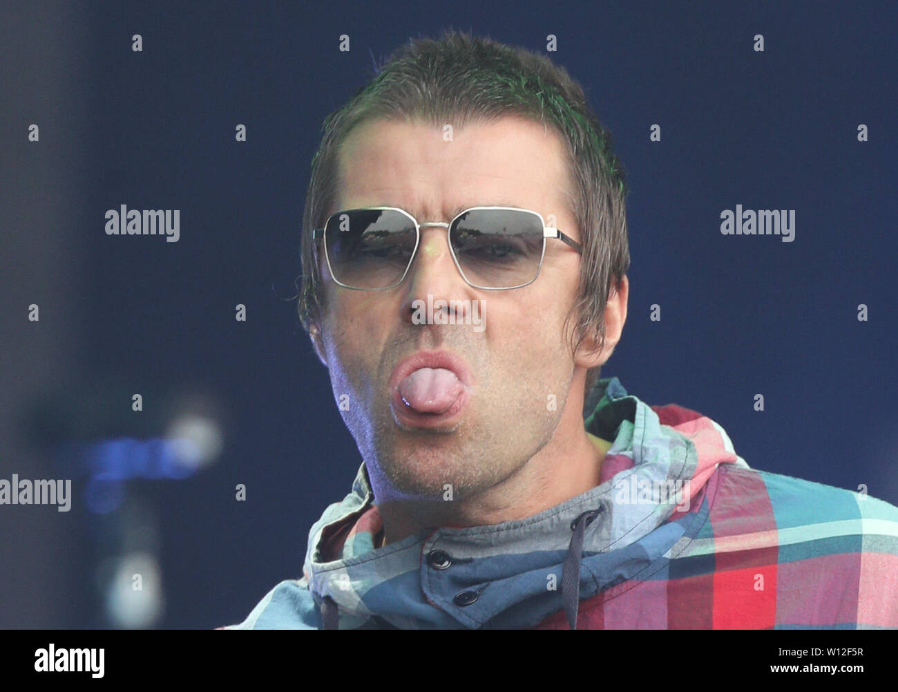 Liam gallagher performing on pyramid stage hi-res stock photography and ...