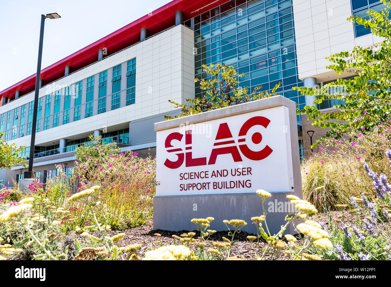 Linear beam hi-res stock photography and images - Alamy