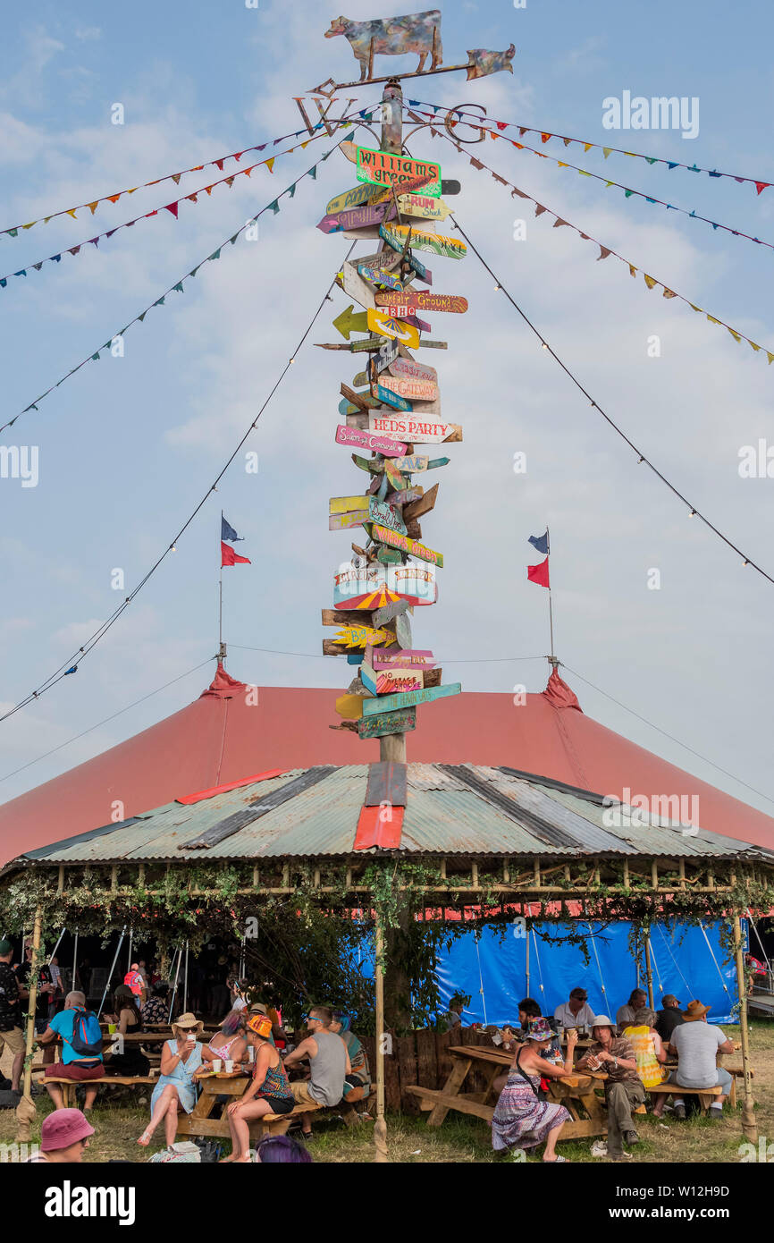 Glastonbury festival signs hi-res stock photography and images - Alamy