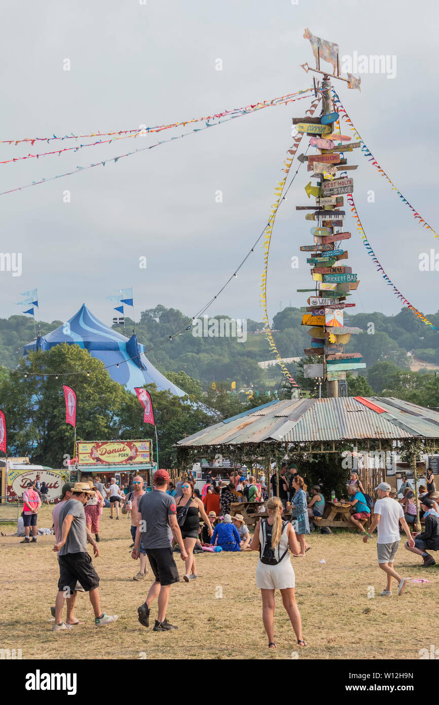 Glastonbury festival signs hi-res stock photography and images - Alamy