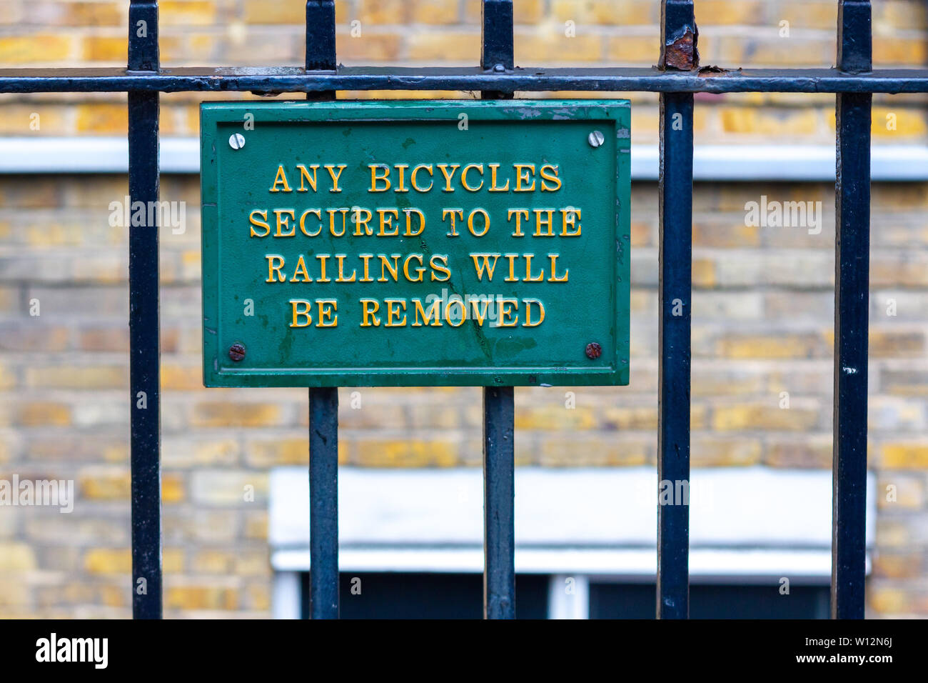 Do not chain bicycles to railings sign hi-res stock photography and ...