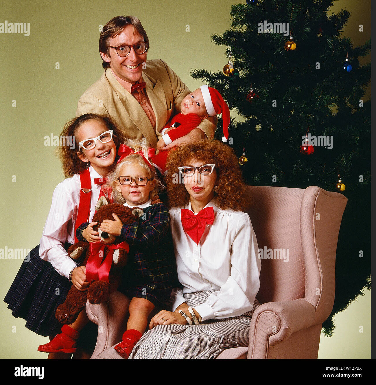 Portrait family wearing eyeglasses smiling hi-res stock photography and ...