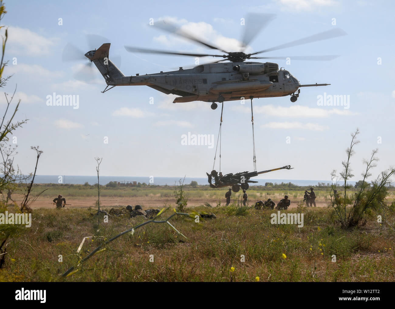 A CH-53E Super Stallion with Marine Heavy Helicopter Squadron 466 (HMH ...