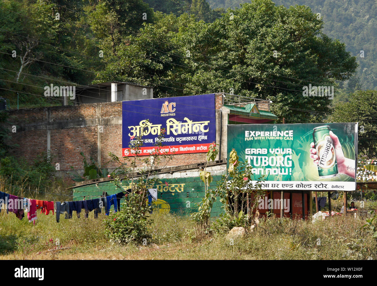 Billboards sign signs advertising hi-res stock photography and images ...