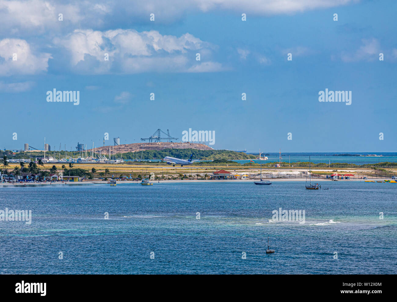 A Large Passenger Jet Landing in Aruba Stock Photo - Alamy