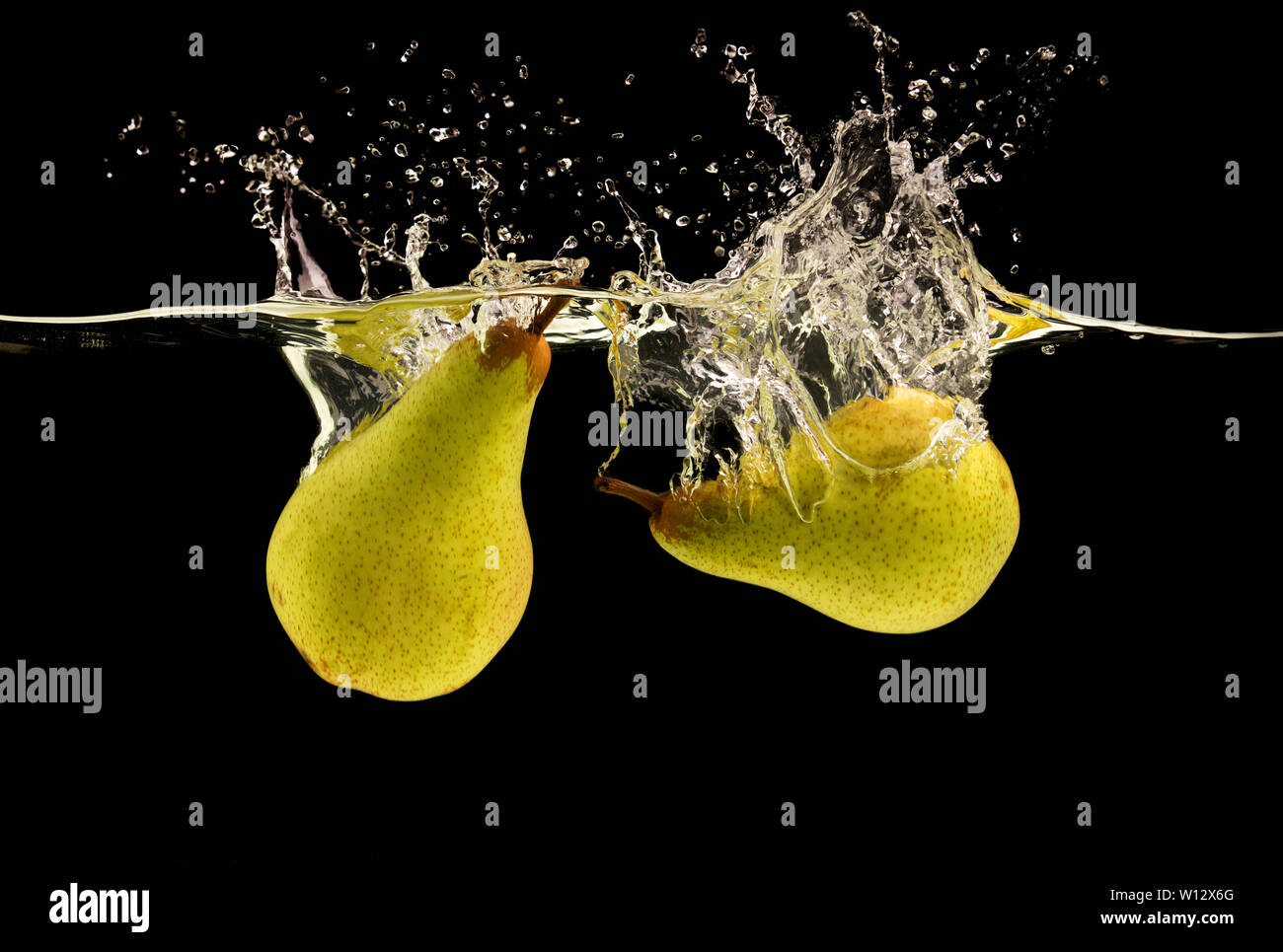 Green fresh pears with clear water splash and drops Stock Photo - Alamy