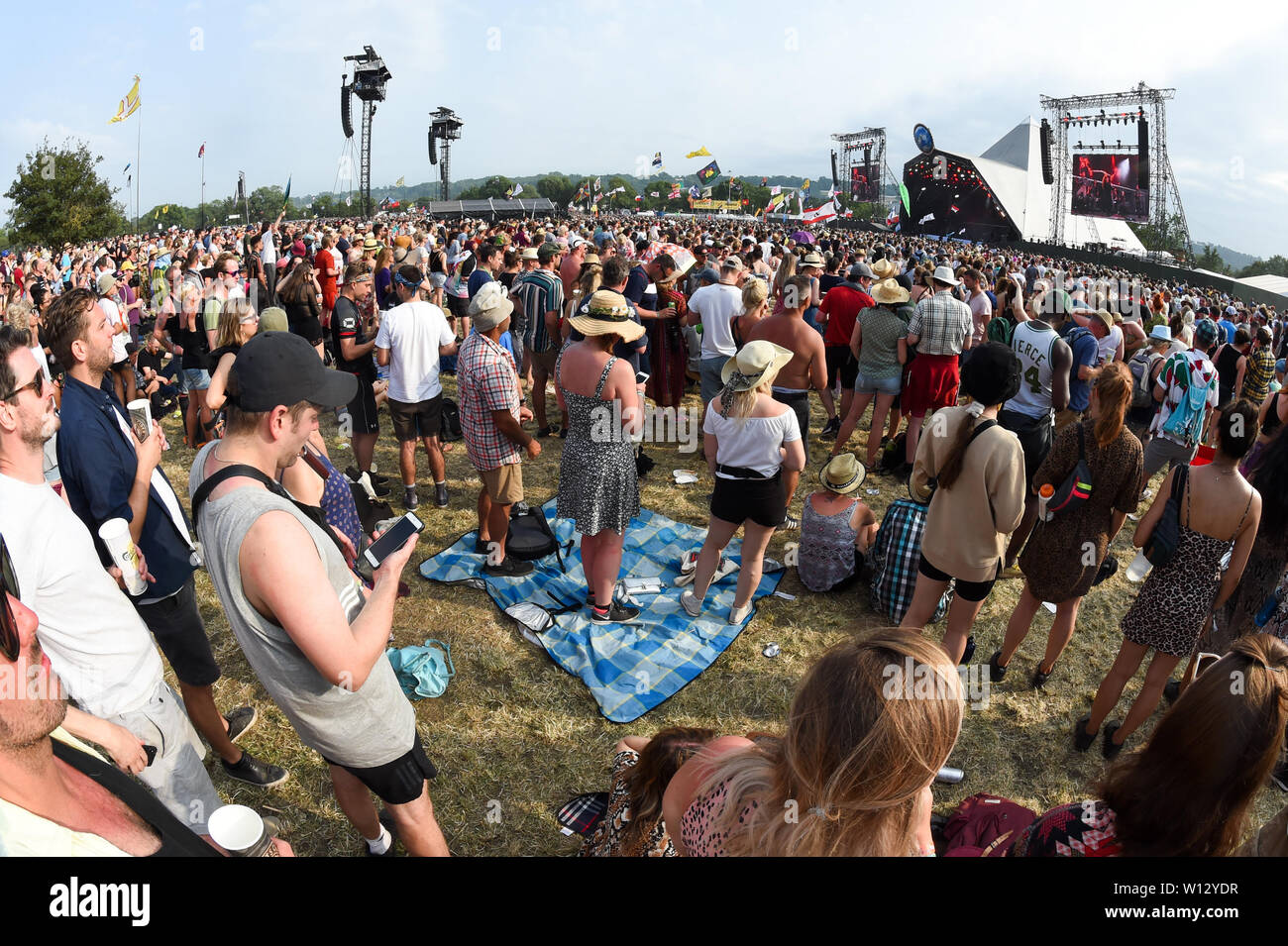 Glastonbury pyramid stage crowd 2019 hi-res stock photography and ...