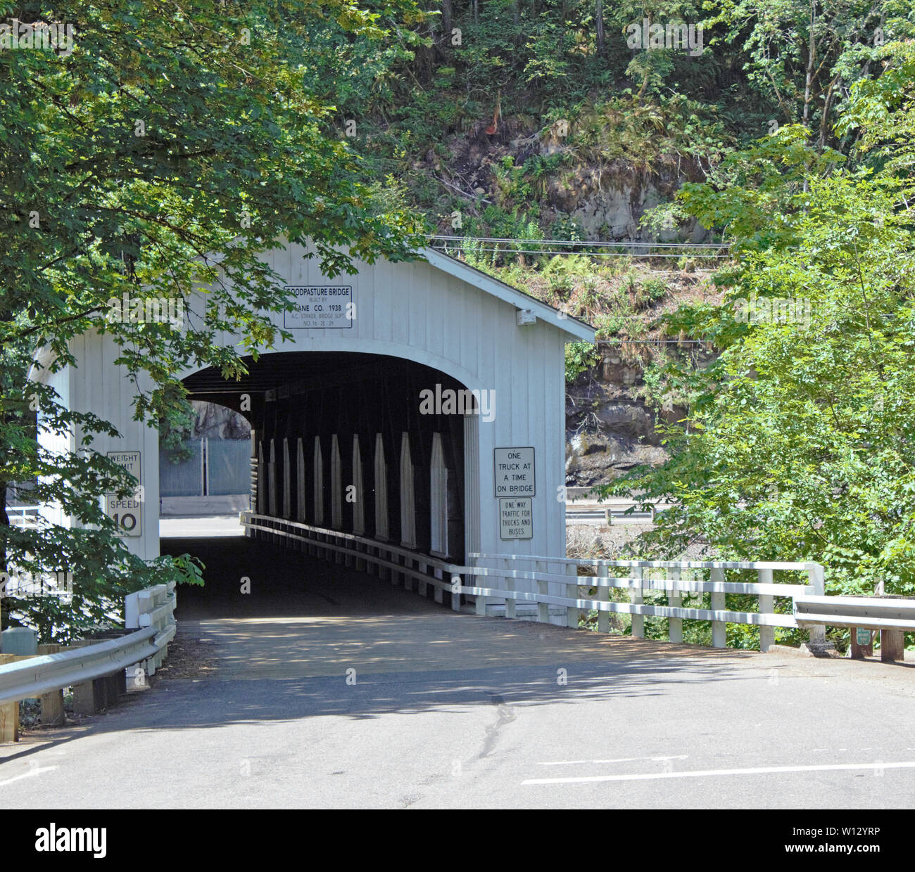 The Goodpasture covered bridge spans the McKenzie river in Oregon Stock ...