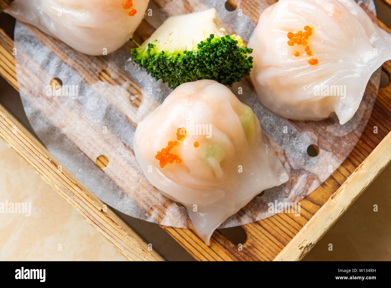 Steamer dim sum shrimp dumplings Stock Photo - Alamy
