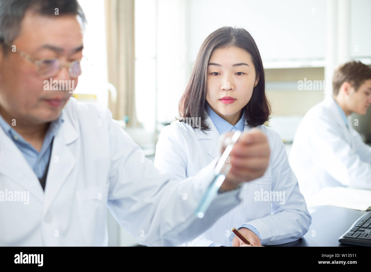 people doing chemical experiment in modern lab Stock Photo - Alamy
