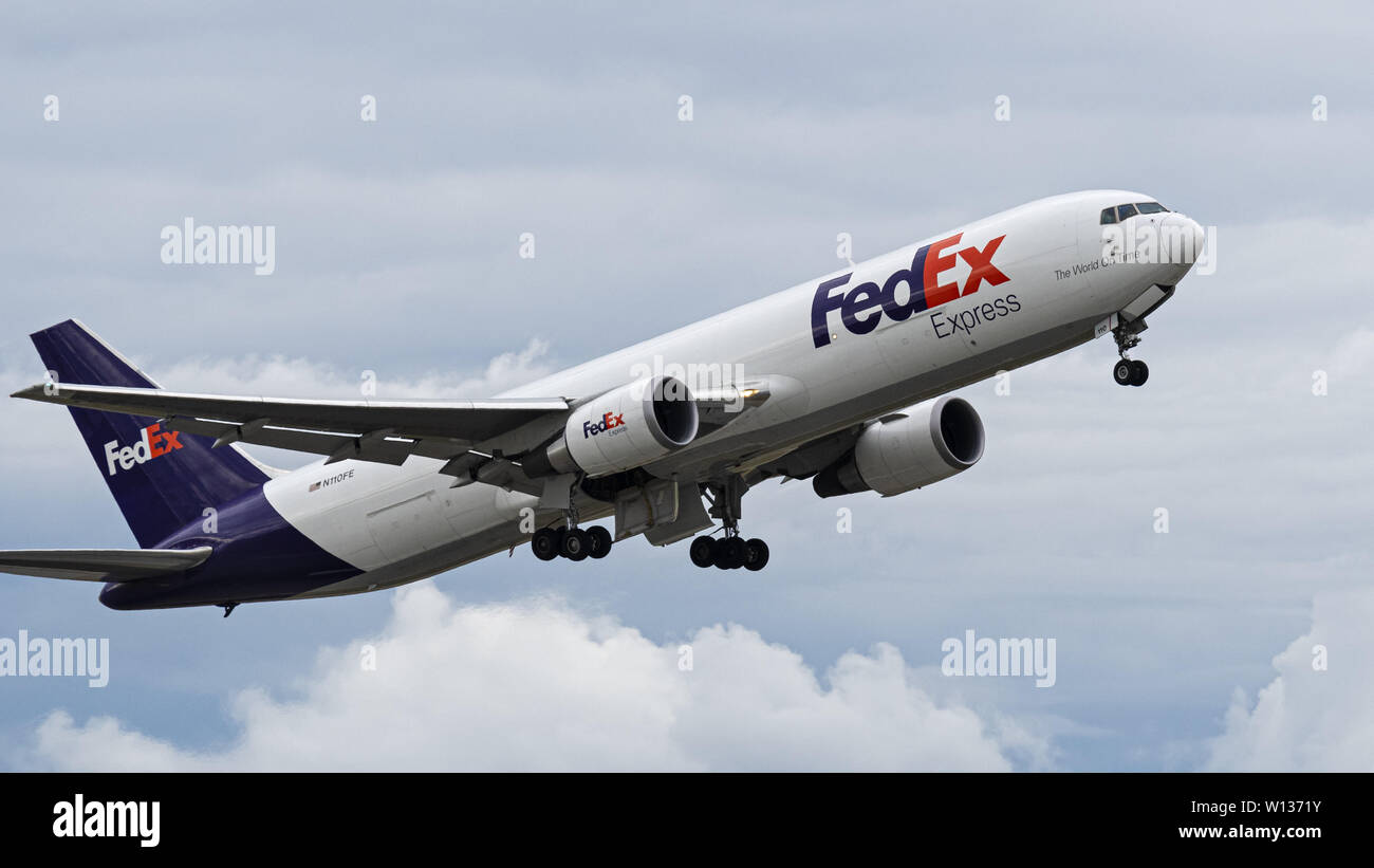 Fedex cargo boeing 767 hi-res stock photography and images - Alamy