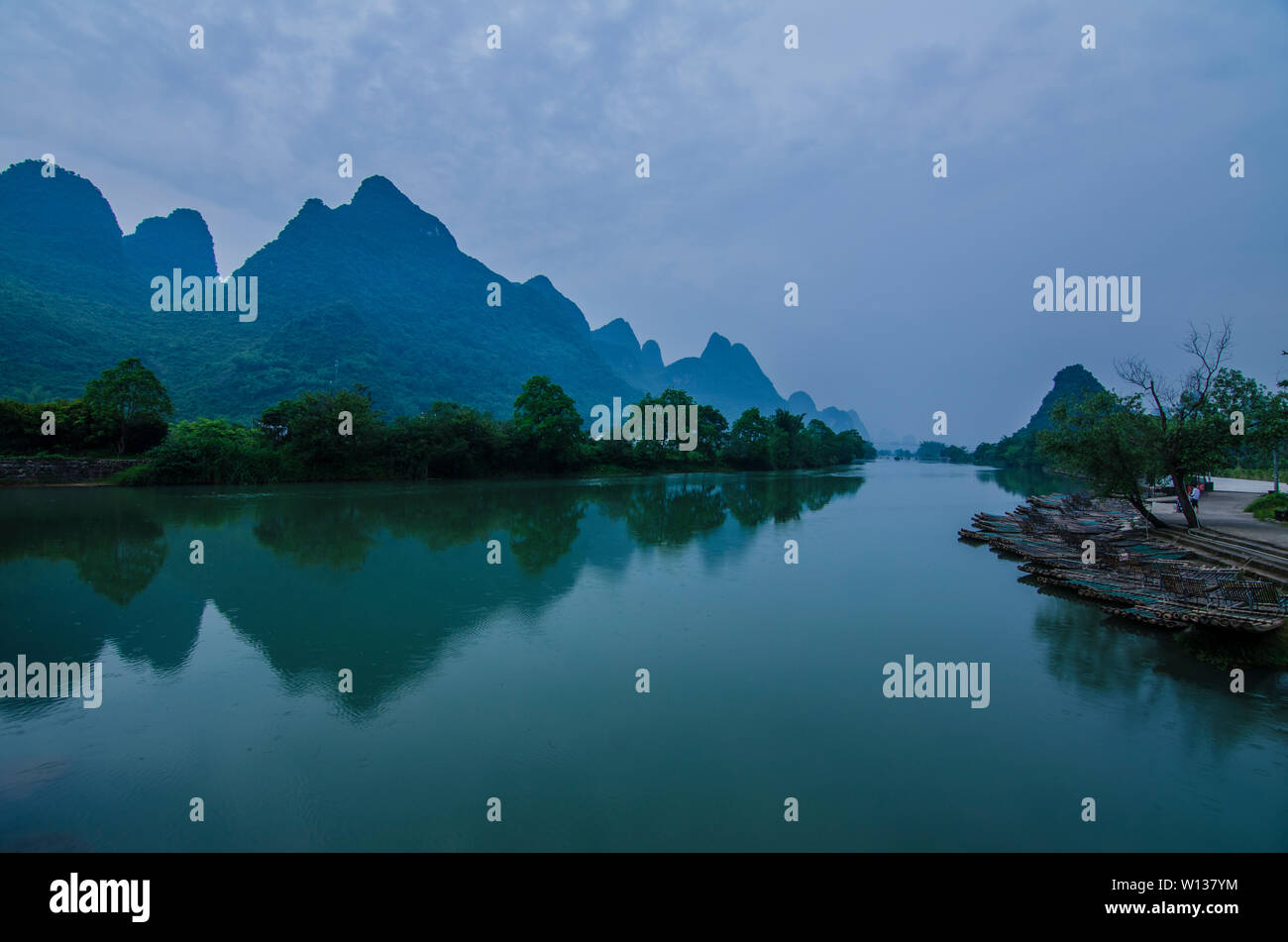 Smoke and rain Yangshuo - Guilin Stock Photo - Alamy