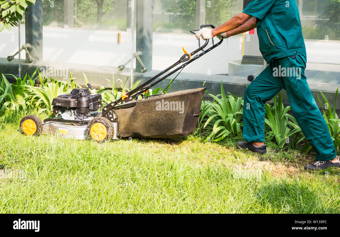 Manual engine start hi-res stock photography and images - Alamy