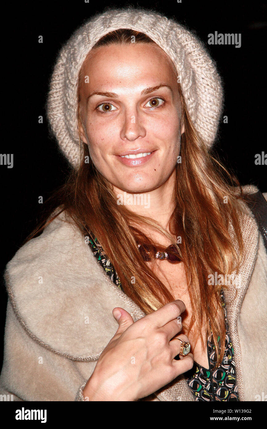New York, USA. 12 November, 2008. Molly Sims visiting CAPTURE NOW Off ...