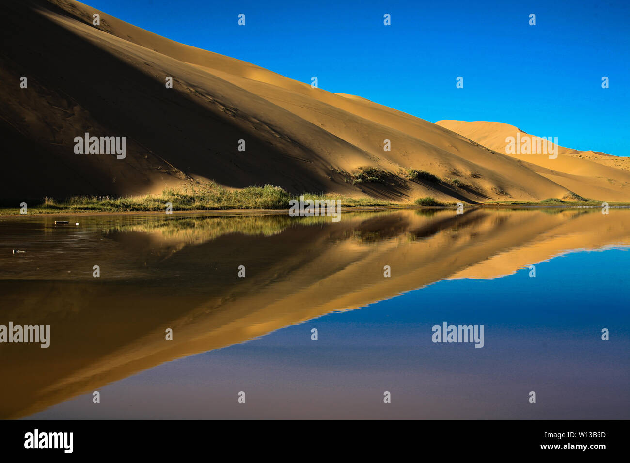 Desert sand mountain lake water reflection Stock Photo - Alamy