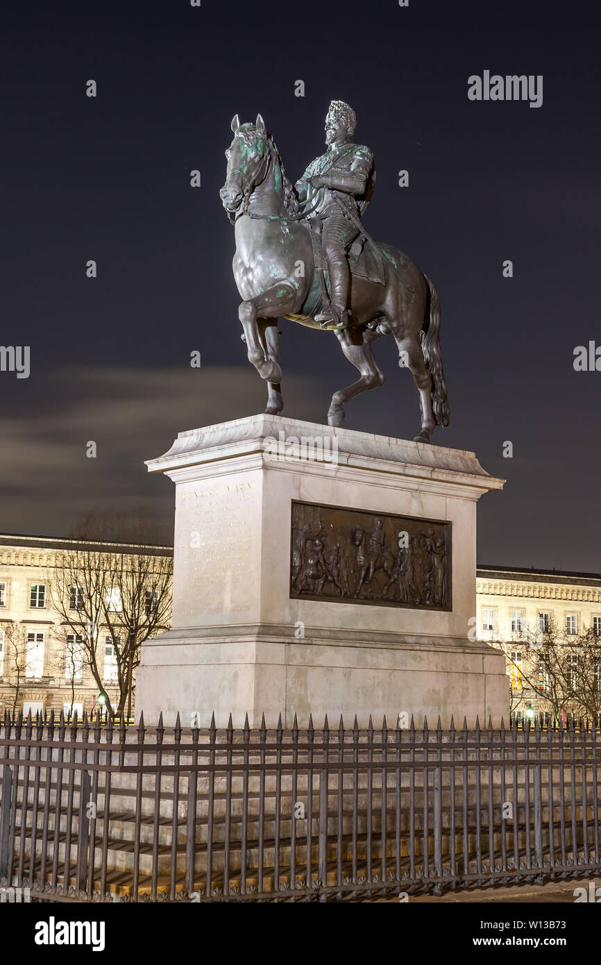 The equestrian statue of Henry IV by Pont Neuf, Paris at night, France ...