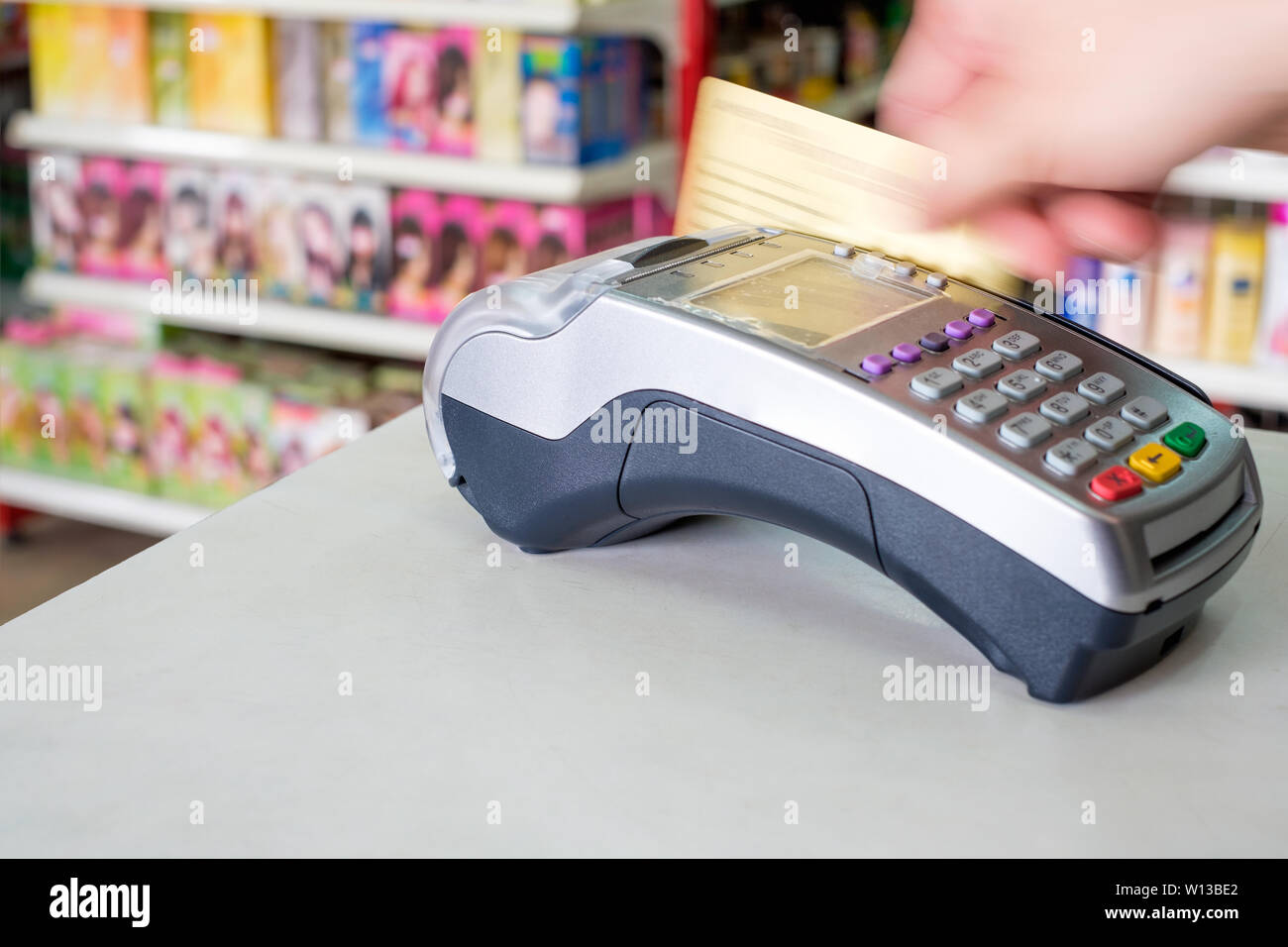 Swiping card supermarket hi-res stock photography and images - Alamy