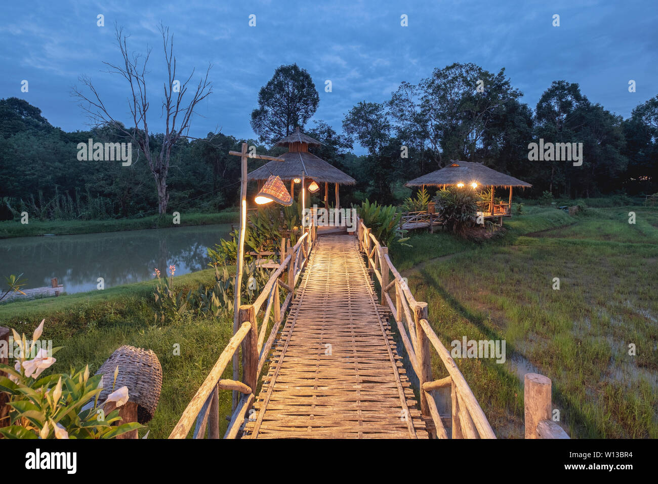 Wooden pathway bridge thatch hi-res stock photography and images - Alamy