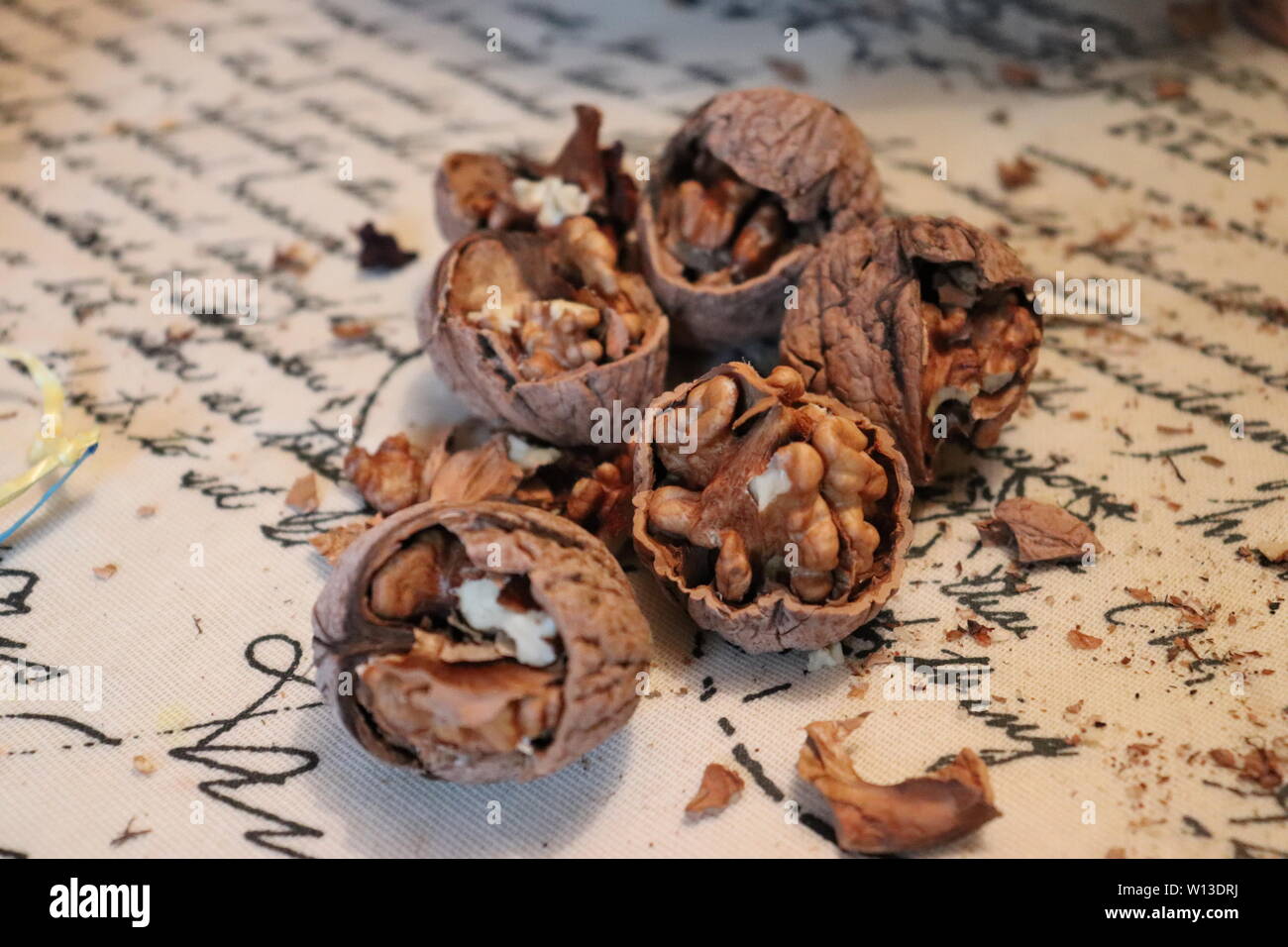 Half open walnuts hi-res stock photography and images - Alamy