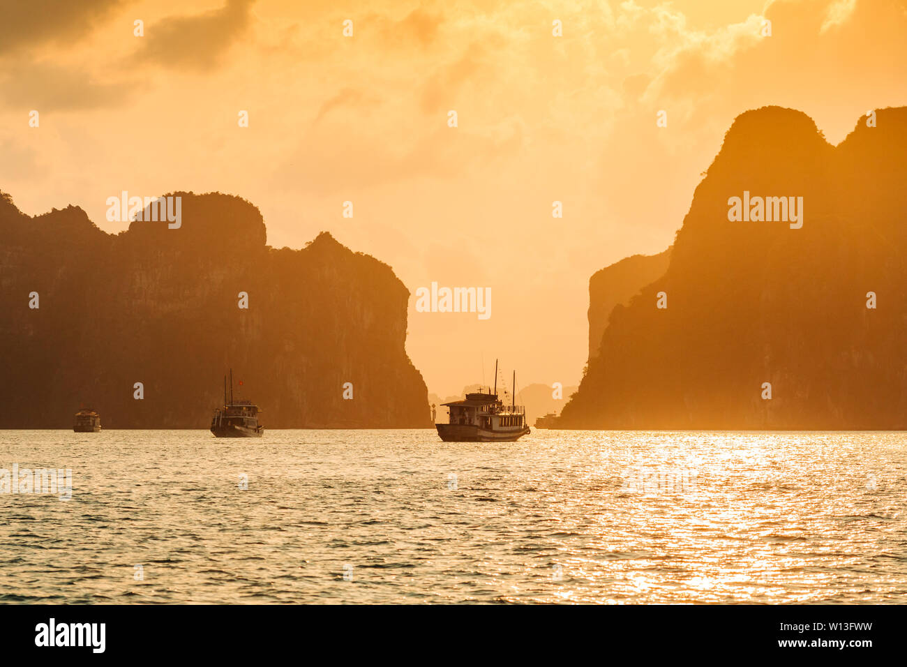Ha long bay sunset hi-res stock photography and images - Alamy