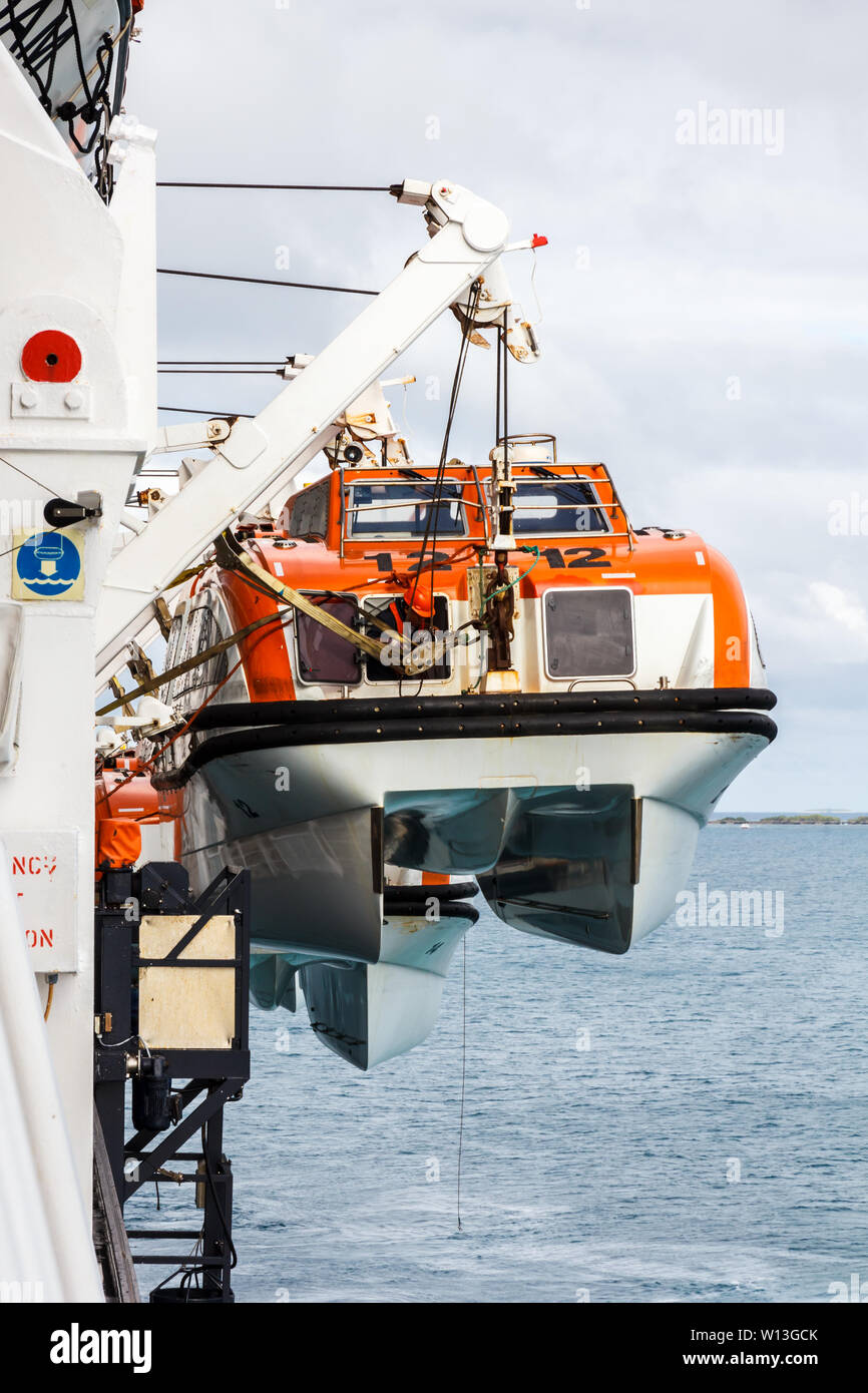 Davits hi-res stock photography and images - Alamy